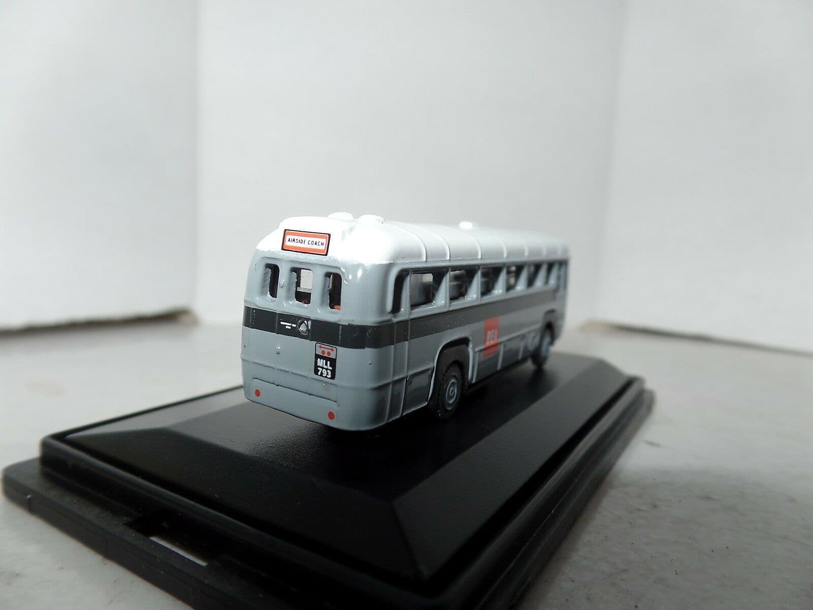 Oxford NRF004 N Gauge 1/148 Scale AEC RF Bus BEA Heathrow Airport Coach