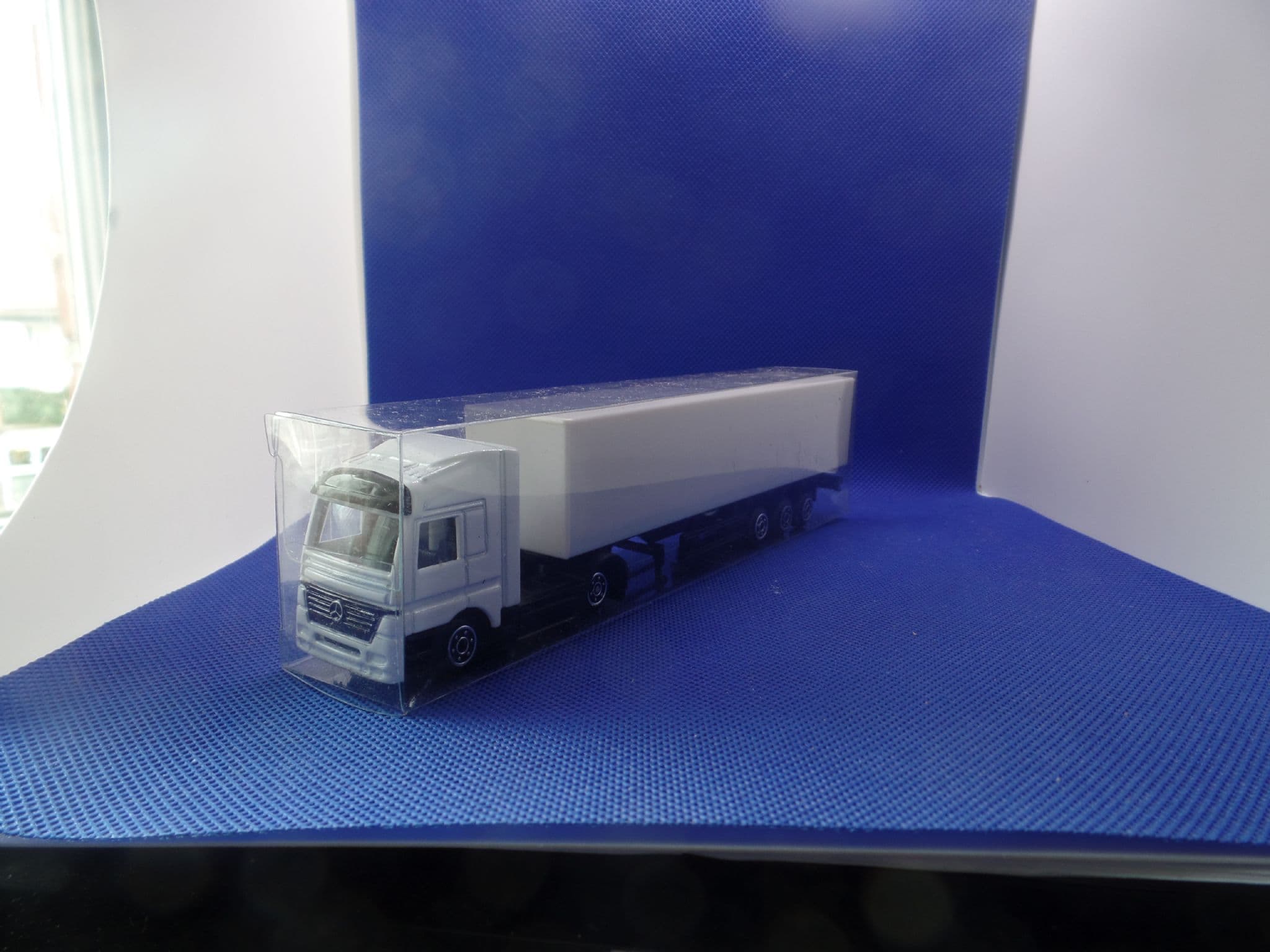 Oxford PP006 1/87 HO Scale Mercedes Articulated Truck White