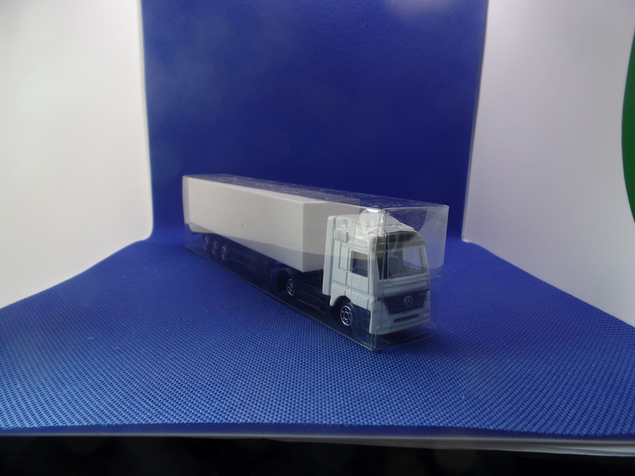 Oxford PP006 1/87 HO Scale Mercedes Articulated Truck White