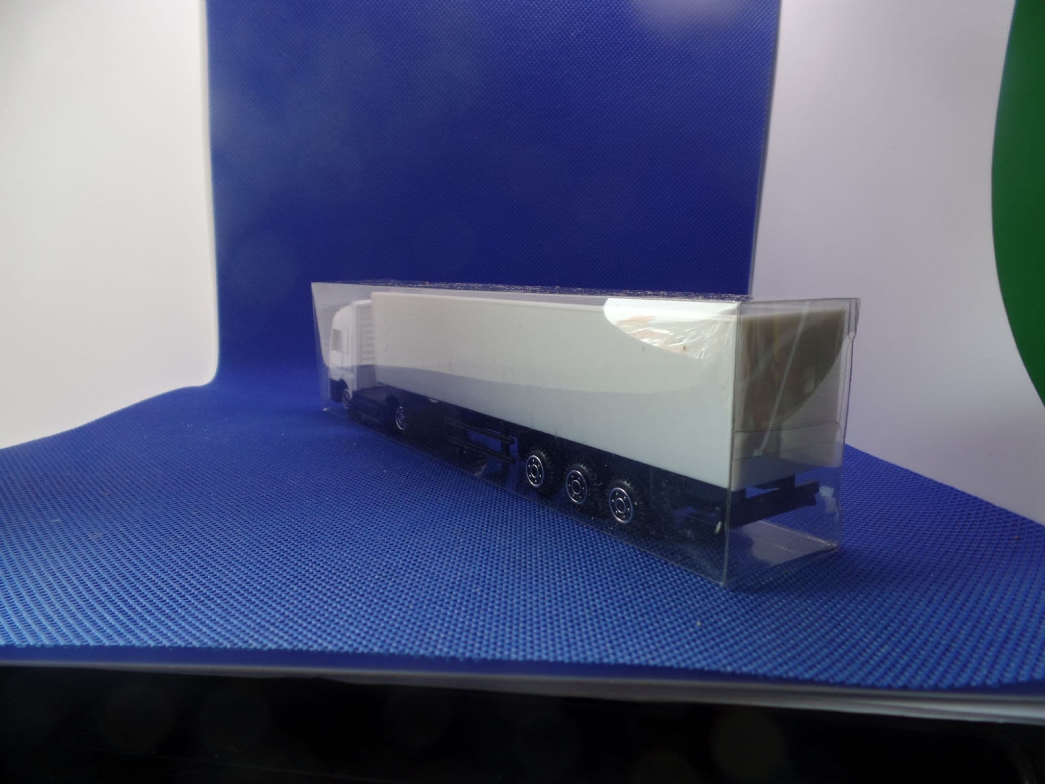 Oxford PP006 1/87 HO Scale Mercedes Articulated Truck White