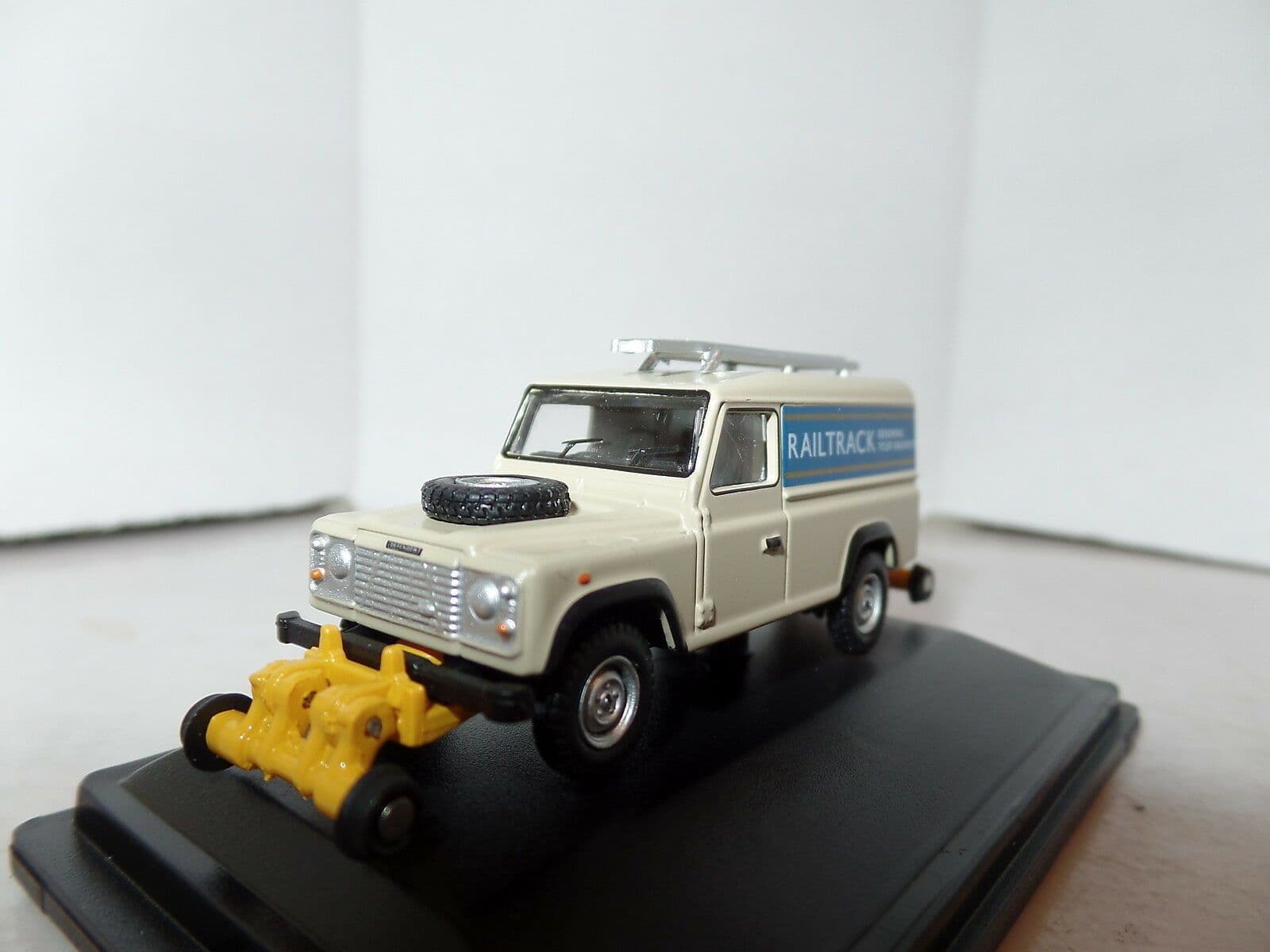 Oxford Rail 76ROR001 ROR001 1/76 OO Land Rover Defender Road Rail Railtrack
