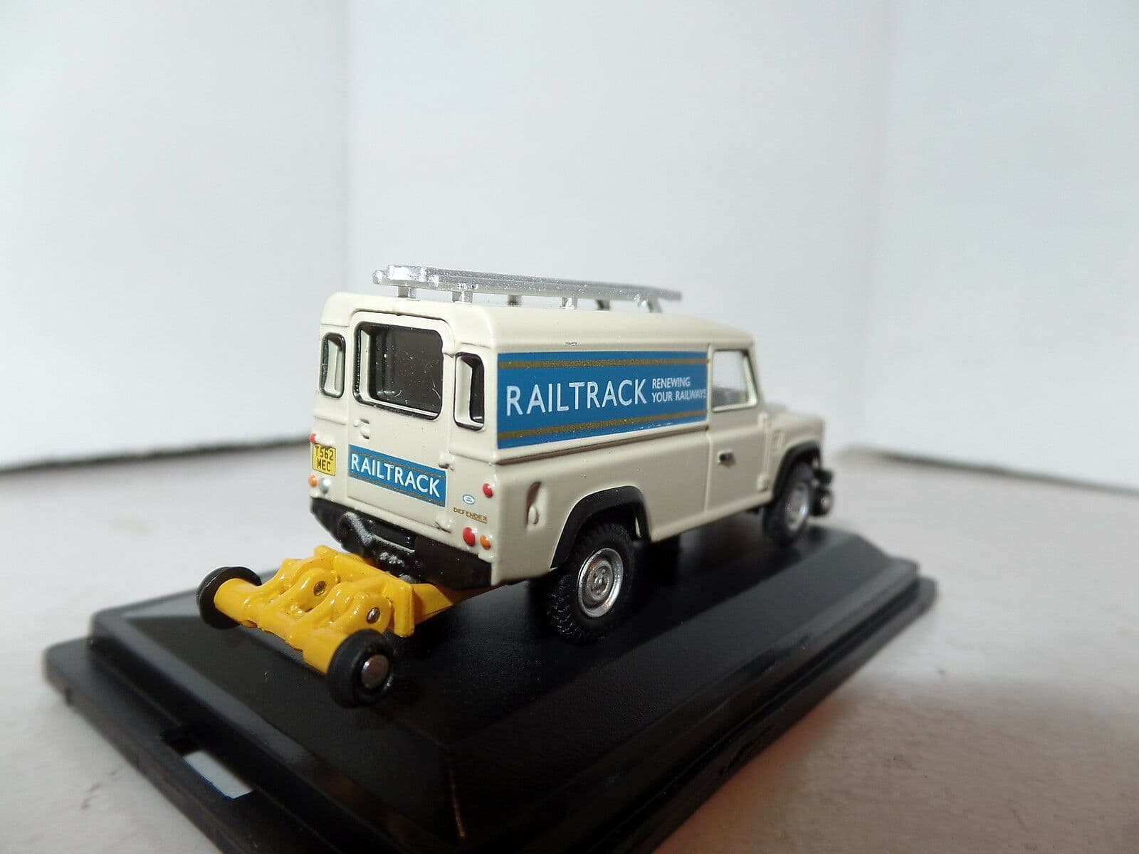 Oxford Rail 76ROR001 ROR001 1/76 OO Land Rover Defender Road Rail Railtrack