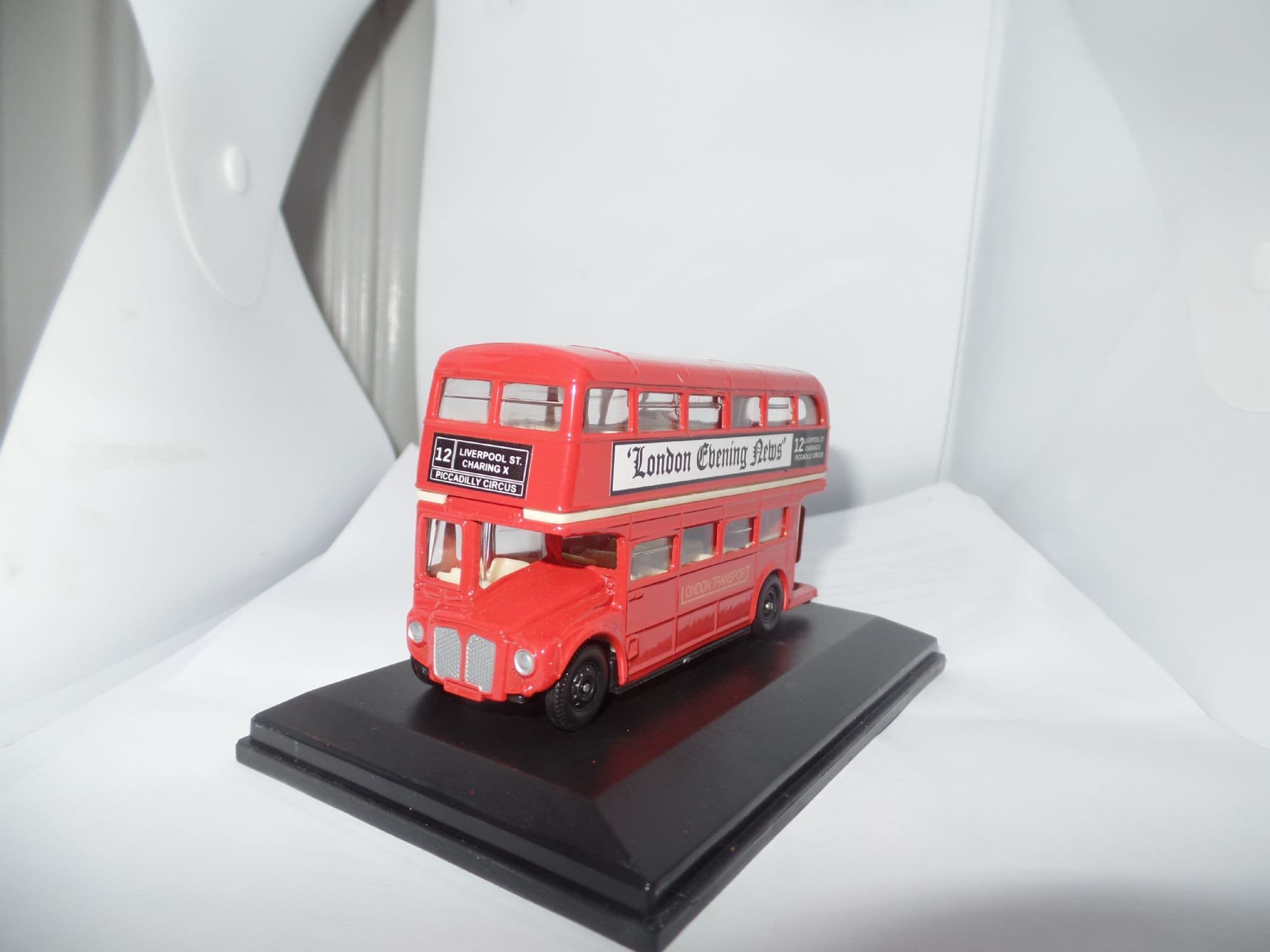 Oxford RM101 1/76 OO Scale AEC Routemaster Bus London Transport News MIMB