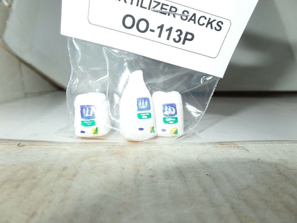 Unit Models OO-113P 1/76 OO Scale Fertilizer Sacks Pack of 3 Painted