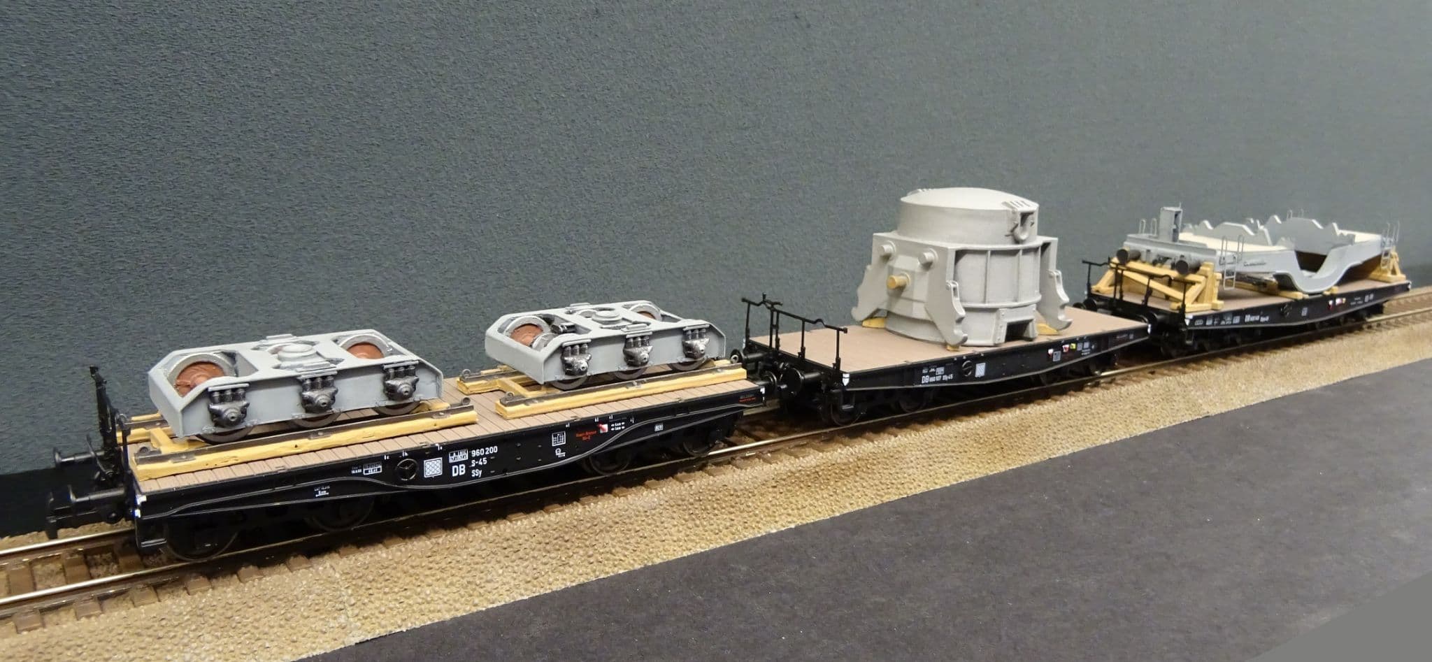 ArtiTec 48780184 DB flat wagons with Casting ladle wagon load