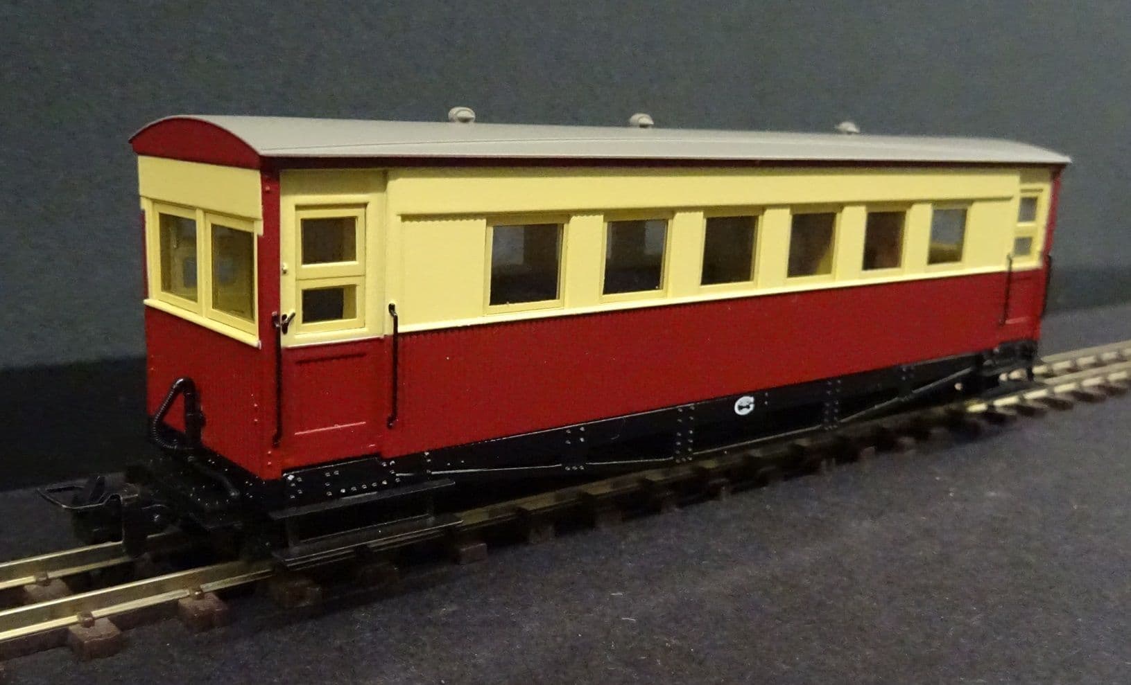 Bachmann 394-027 Narrow Gauge Bogie Coach Crimson and cream