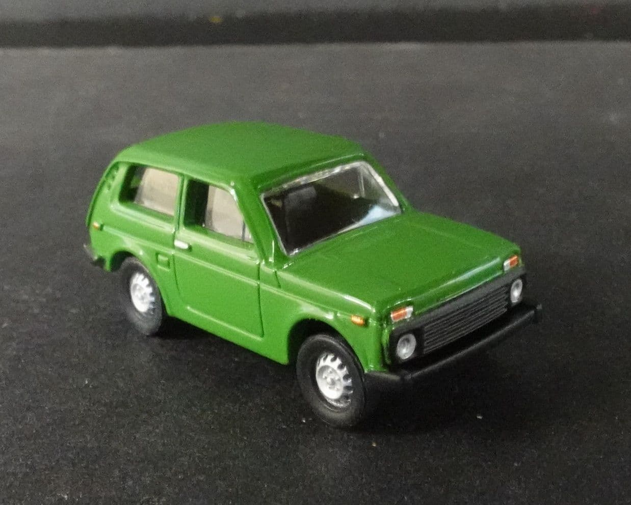 Busch TT 87100 Lada Niva Green