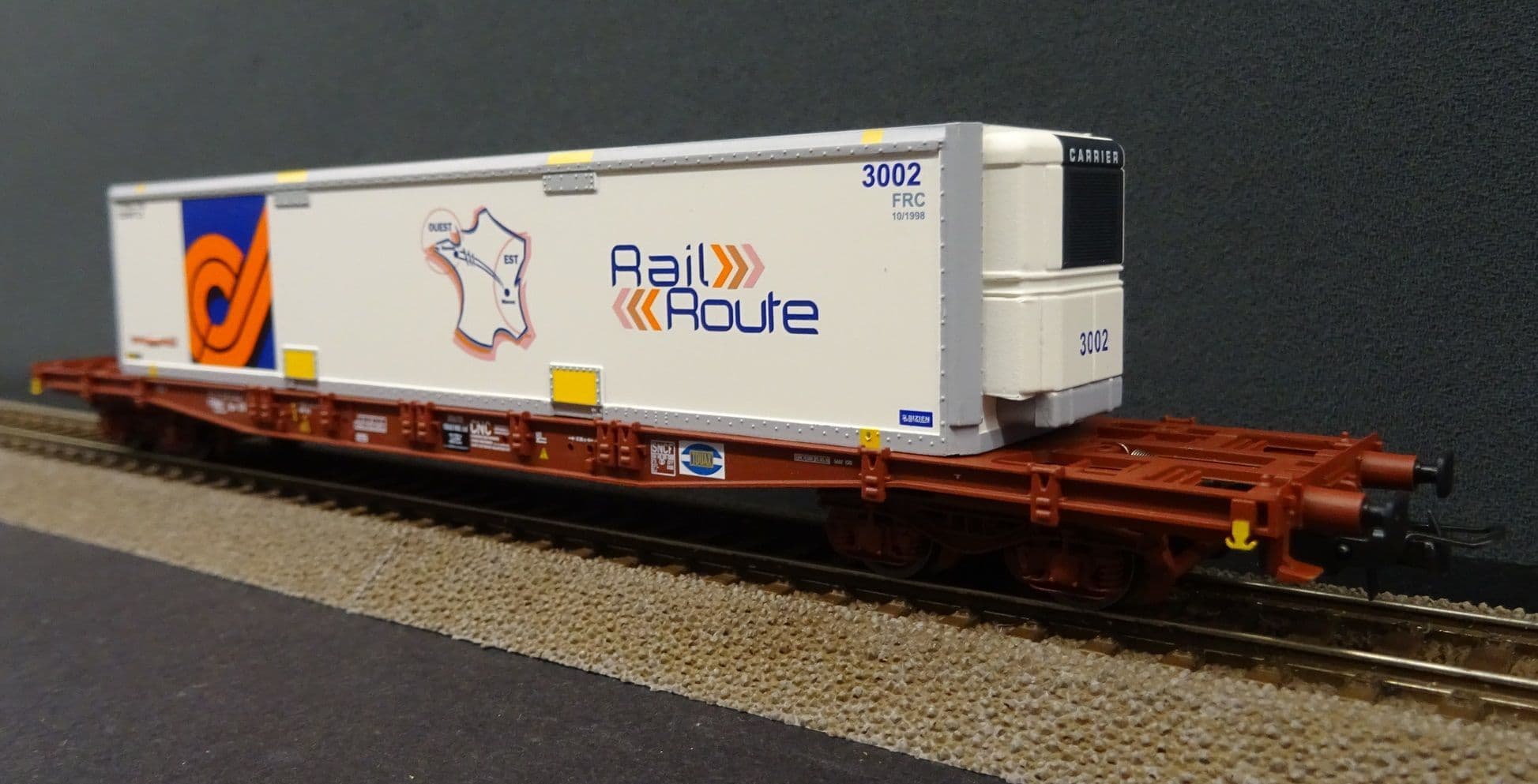 Jouef HJ6243 Touax S70 Bogie Flat Wagon w/Rail Route Swapbody
