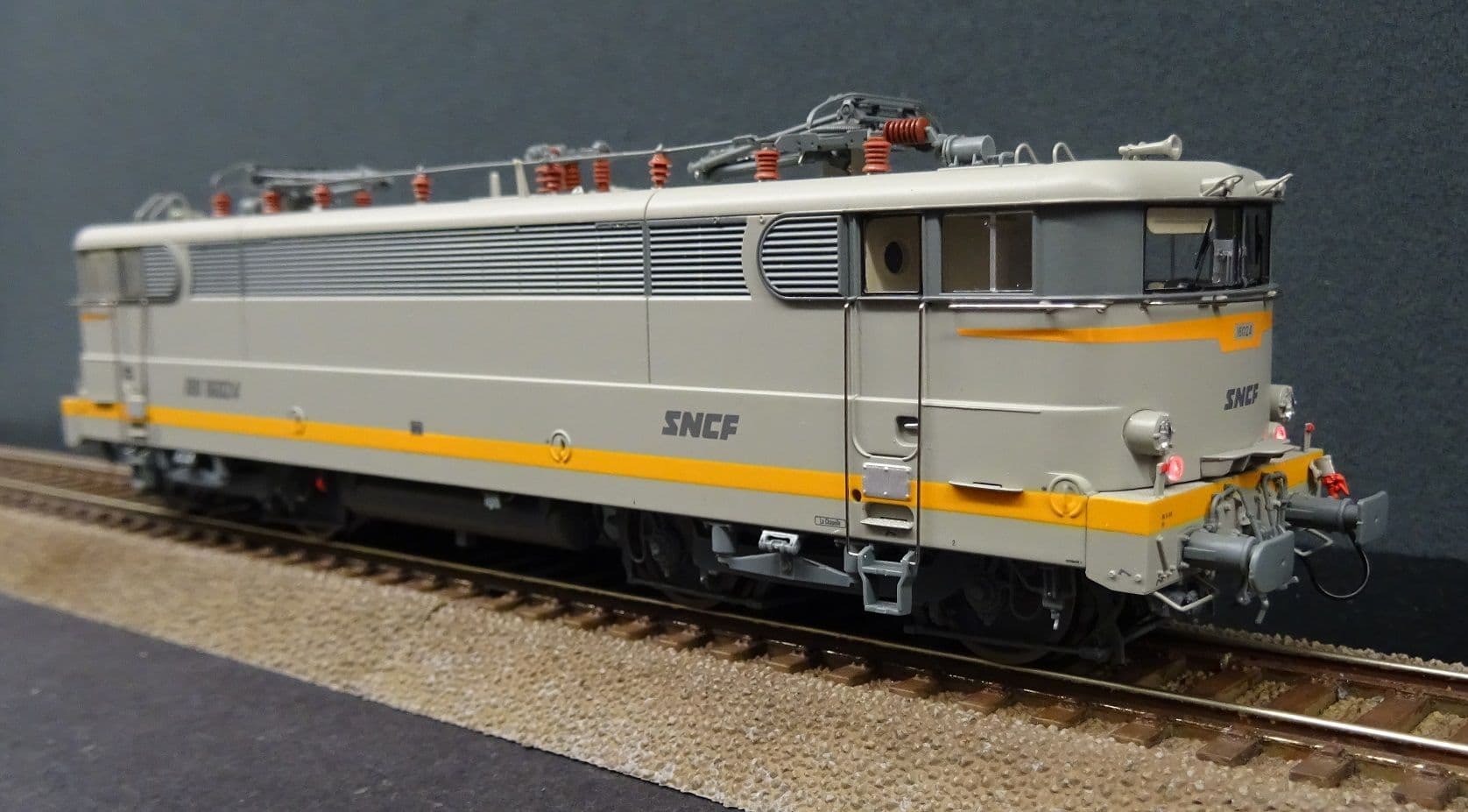 REE MB-143S BB 16024 Beton Era IV/V - DCC SOUND Functional Pantos