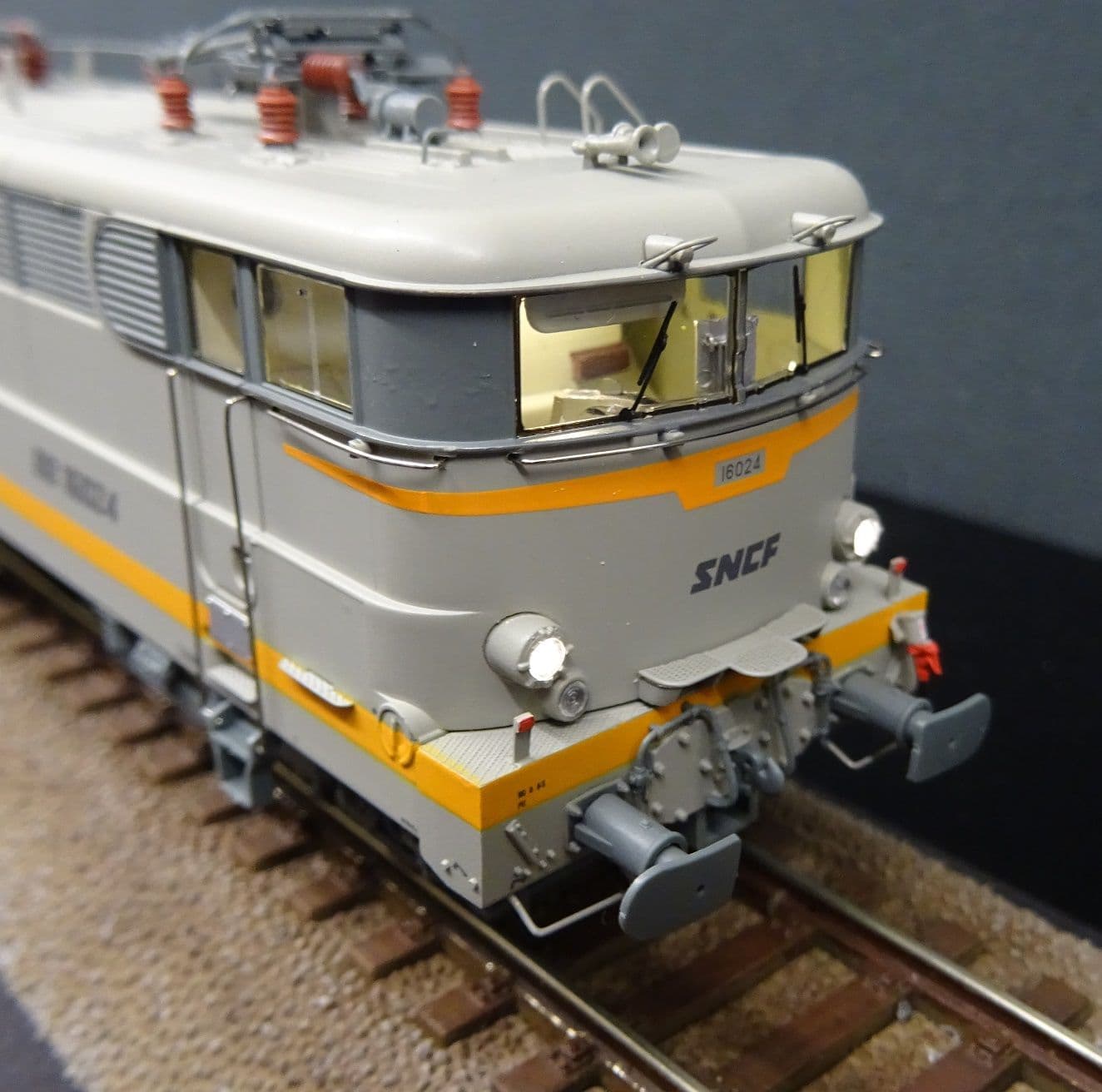 REE MB-143S BB 16024 Beton Era IV/V - DCC SOUND Functional Pantos