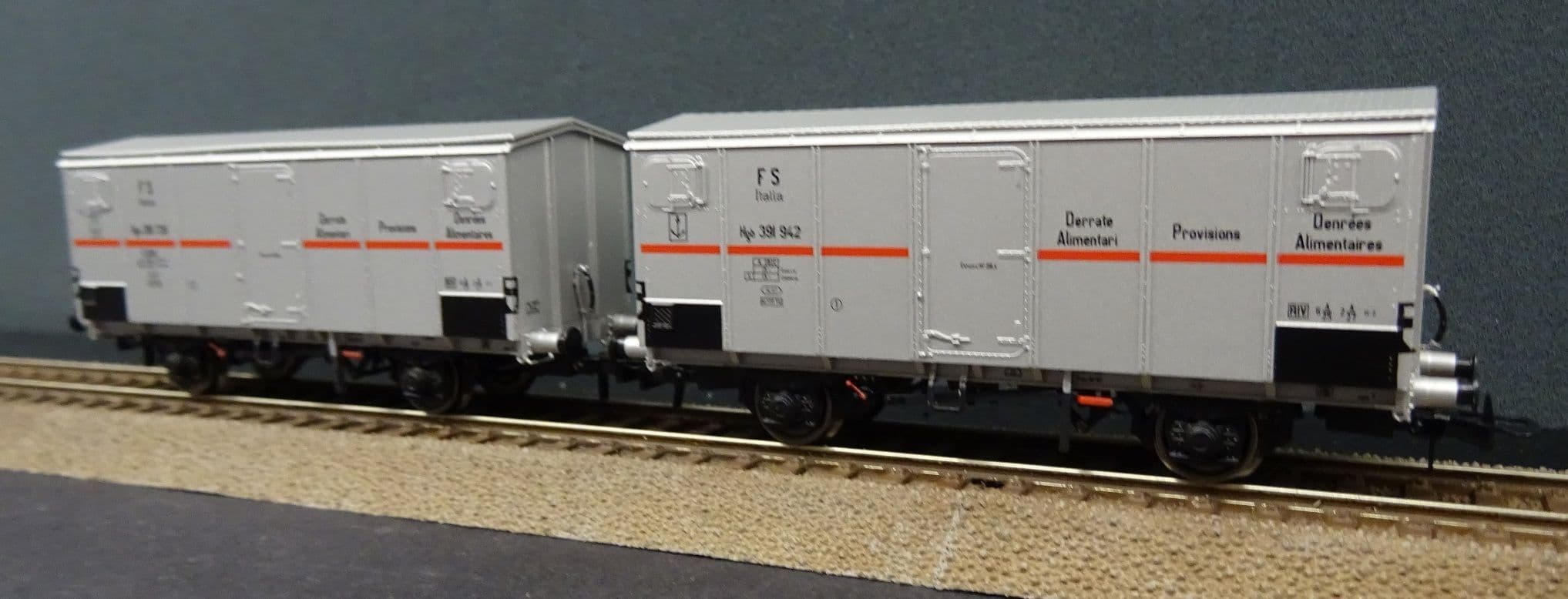 Rivarossi HR6562 FS Lfms White UK Gauge Refrigerated Wagon Set
