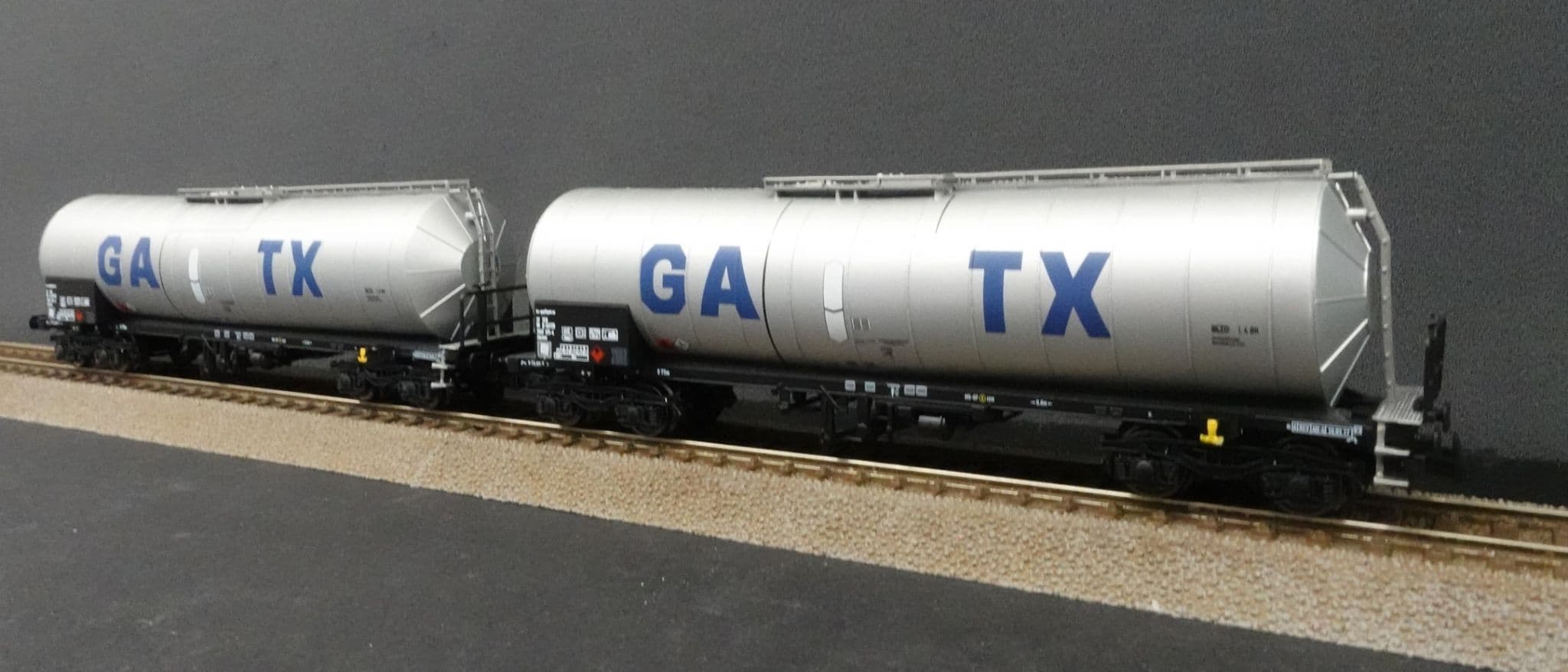 Rivarossi HR6667 GATX Tank Wagons x 2