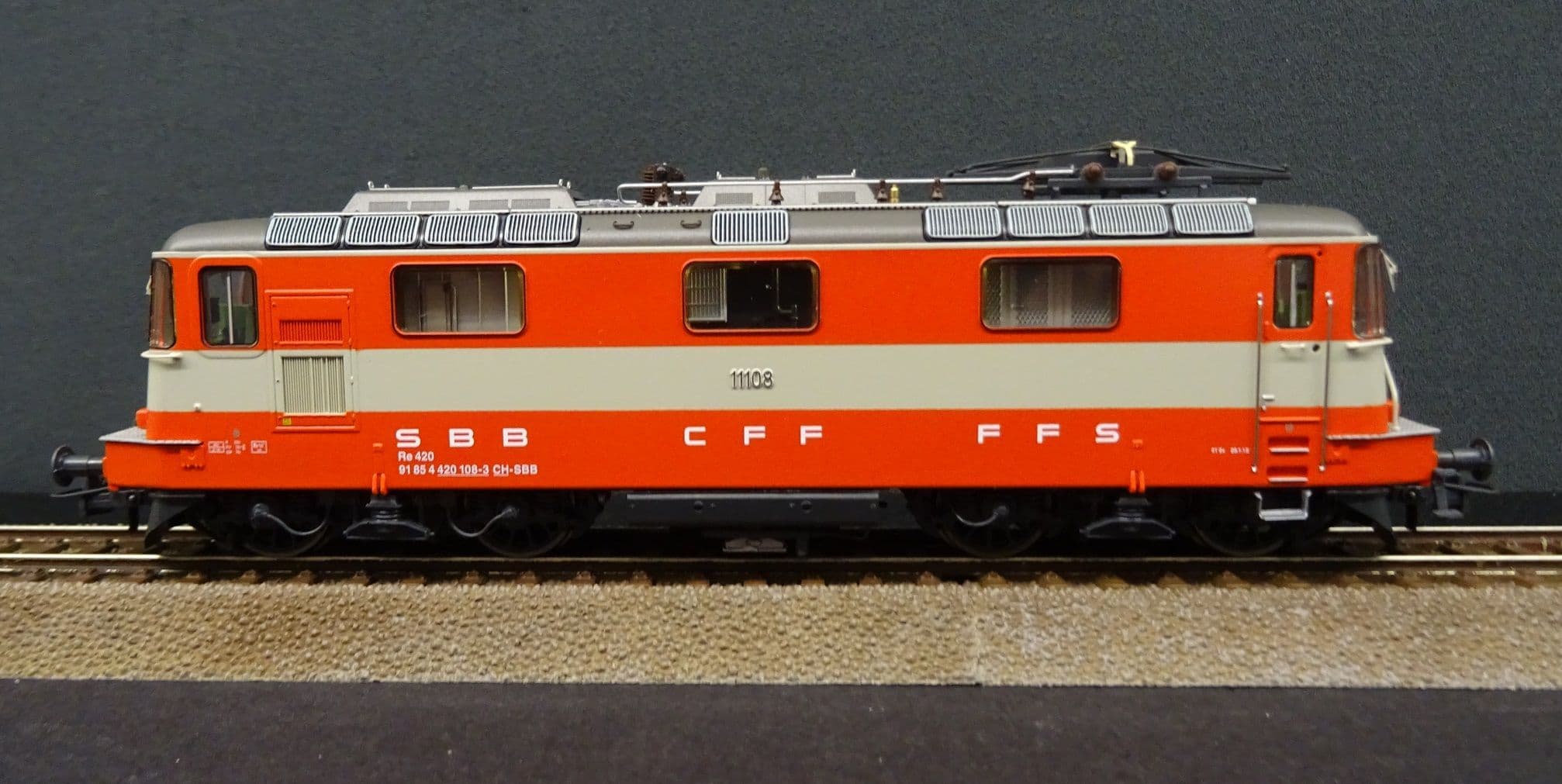 Roco 7510002 SBB Re4/4 II Swiss Express DCC Sound
