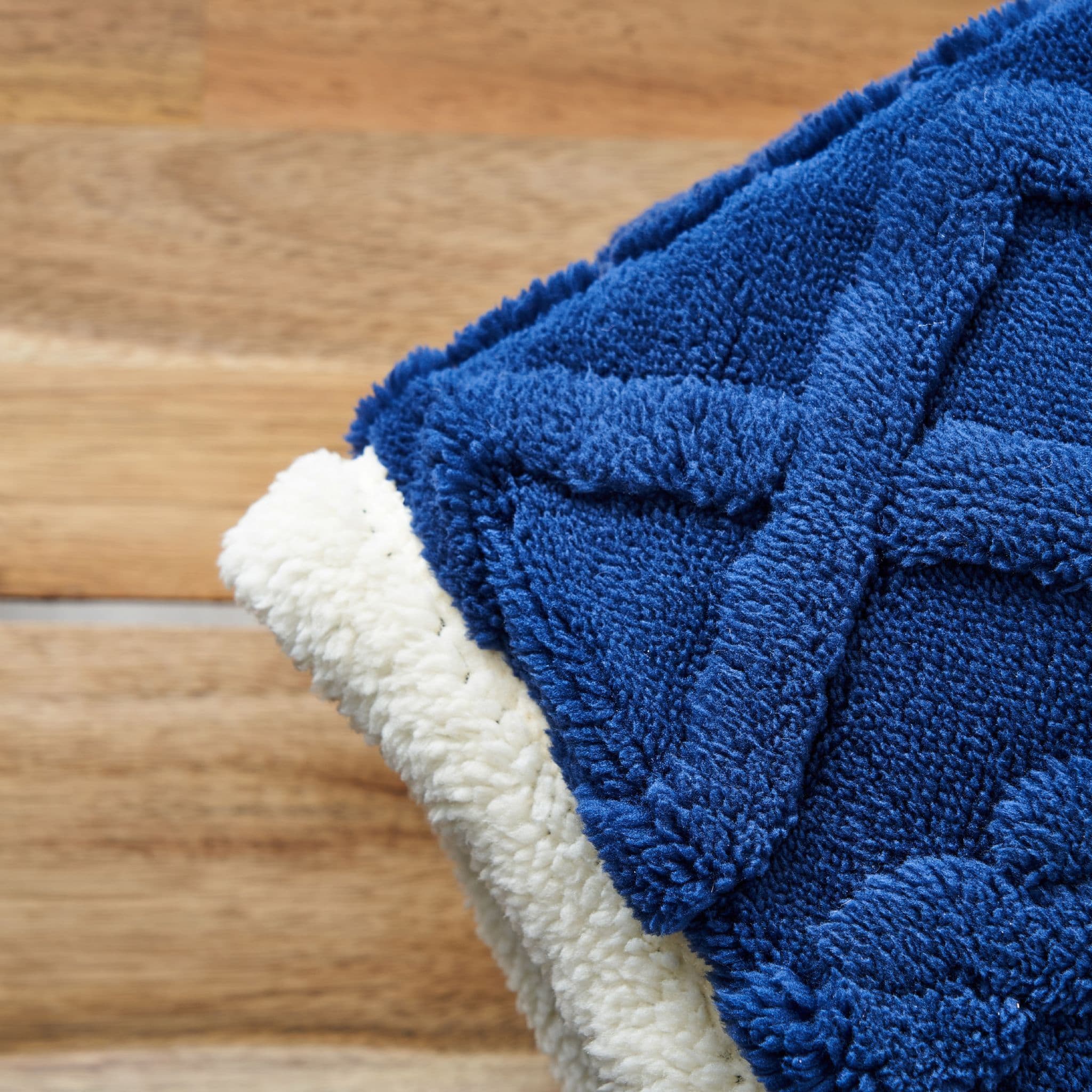 Jumbo Cable Knit Sherpa Throw Navy