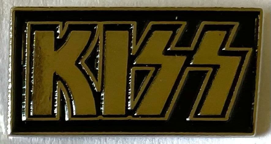 Enamel Pin Badge Kiss New EPB19