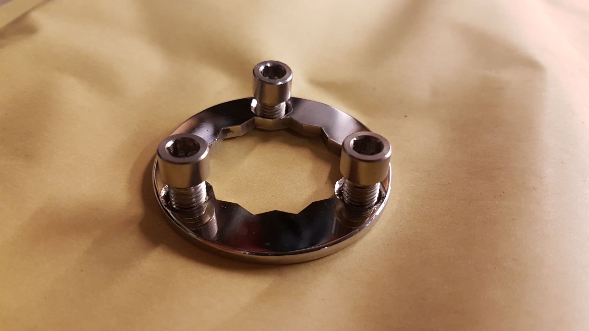 3 POINT REAR WHEEL LOCK RING AND 3 X 7MM ALLEN BOLTS