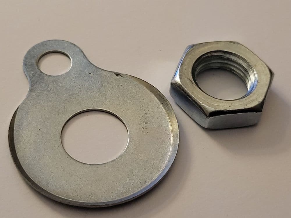 Clutch centre nut and lock tab