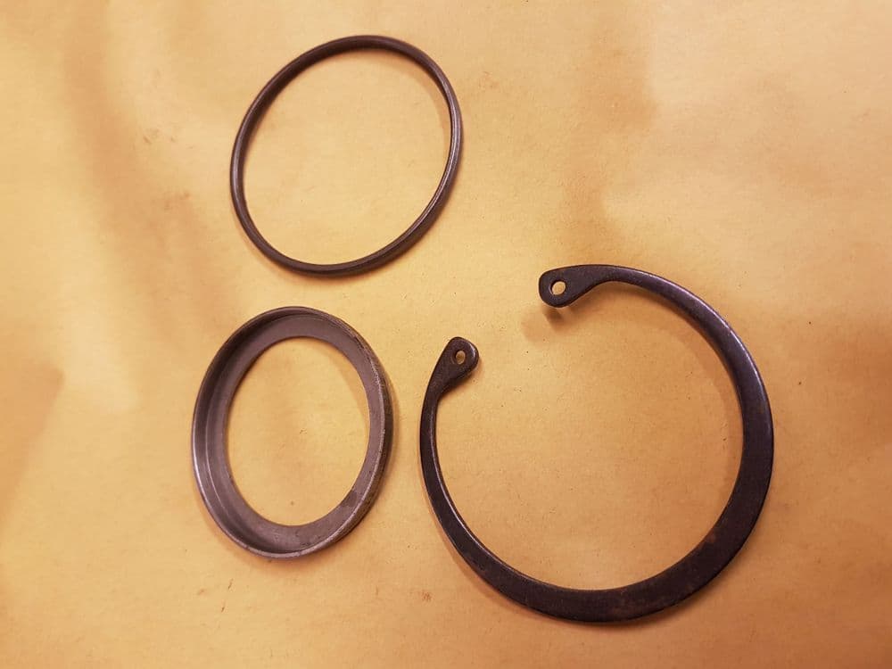 MAGNETO SEAL RETAINER / SPACER AND CIRCLIP