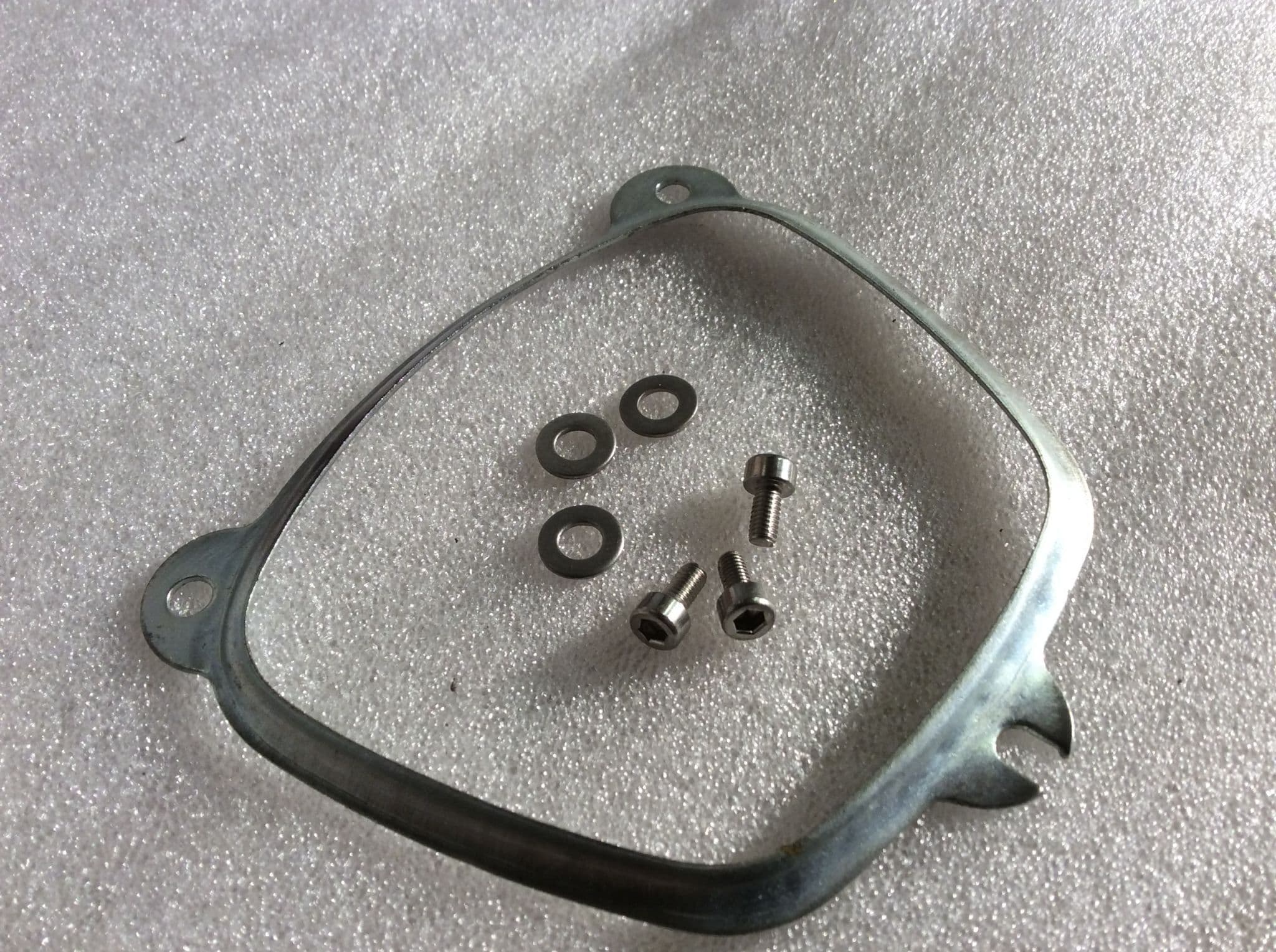 Speedo retainer plate and screws