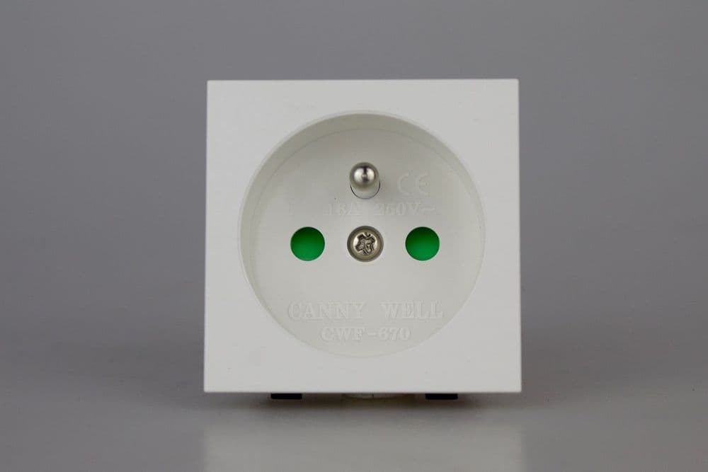Varilight DSE4FW DataGrid White 16A Euro Socket Pin Earth 2 DataGrid Spaces
