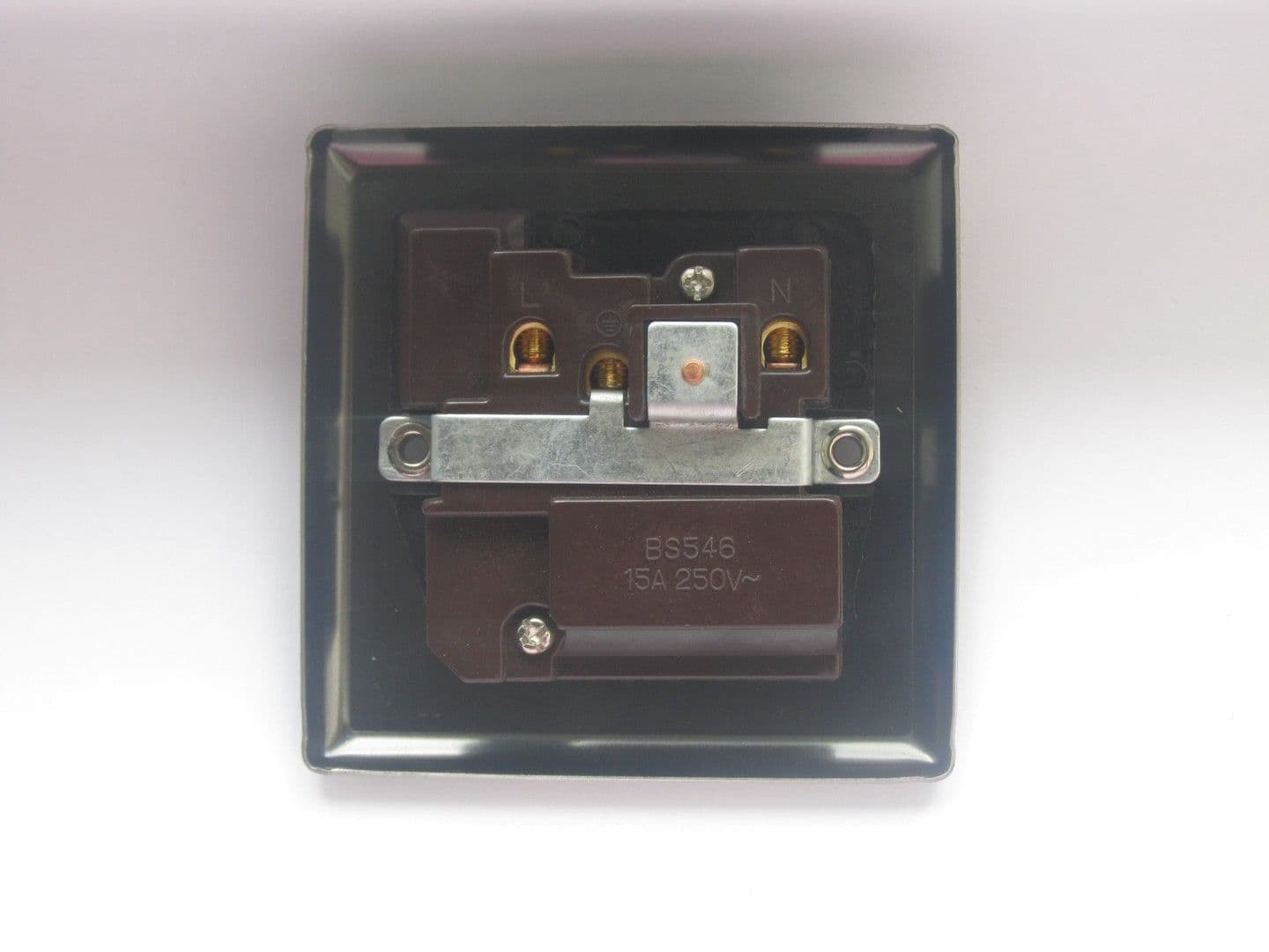 Varilight XBRP15AW Classic Brushed Brass 1 Gang 15A Round Pin Plug Socket