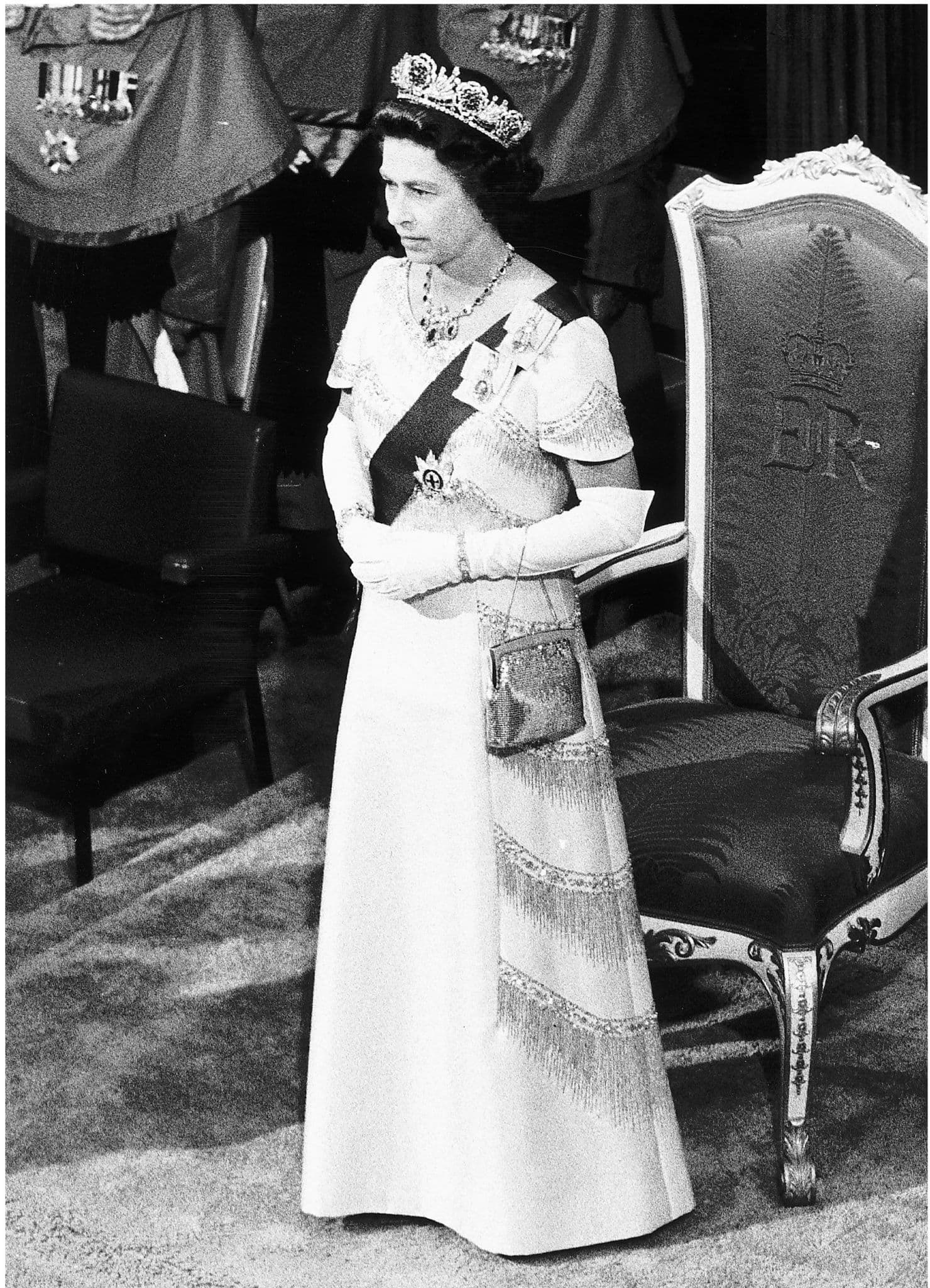 Queen Elizabeth II Standing B&W steel fridge magnet se 1