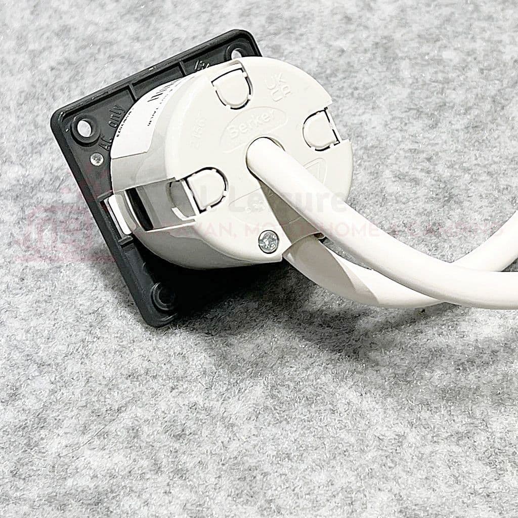 Swift Berker Sargent - 240v 13a 3 Pin Socket - Sargent In & Out Tails