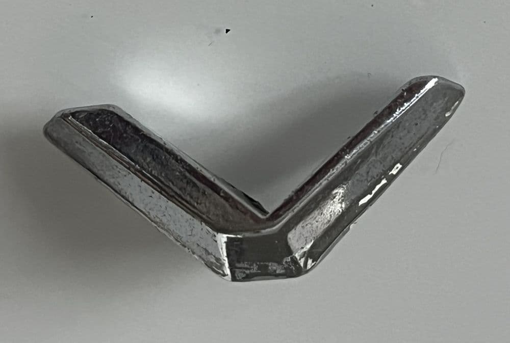 1968-1973 C3 Corvette rear emblem letter "V" GM 3927979 used