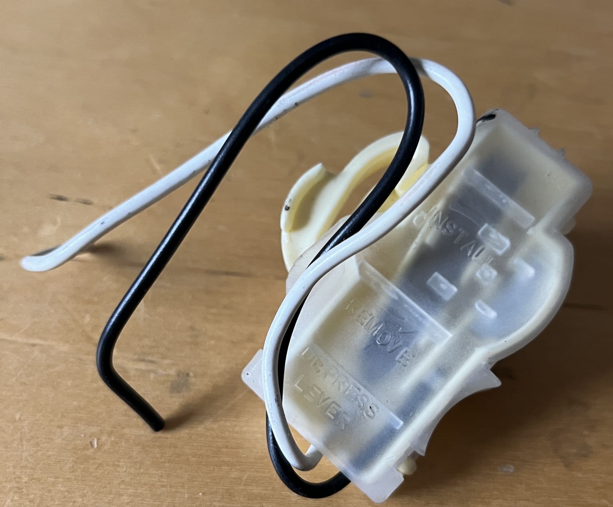 1975-96 85866 single pole 2-wire bulb Socket with Pigtails New