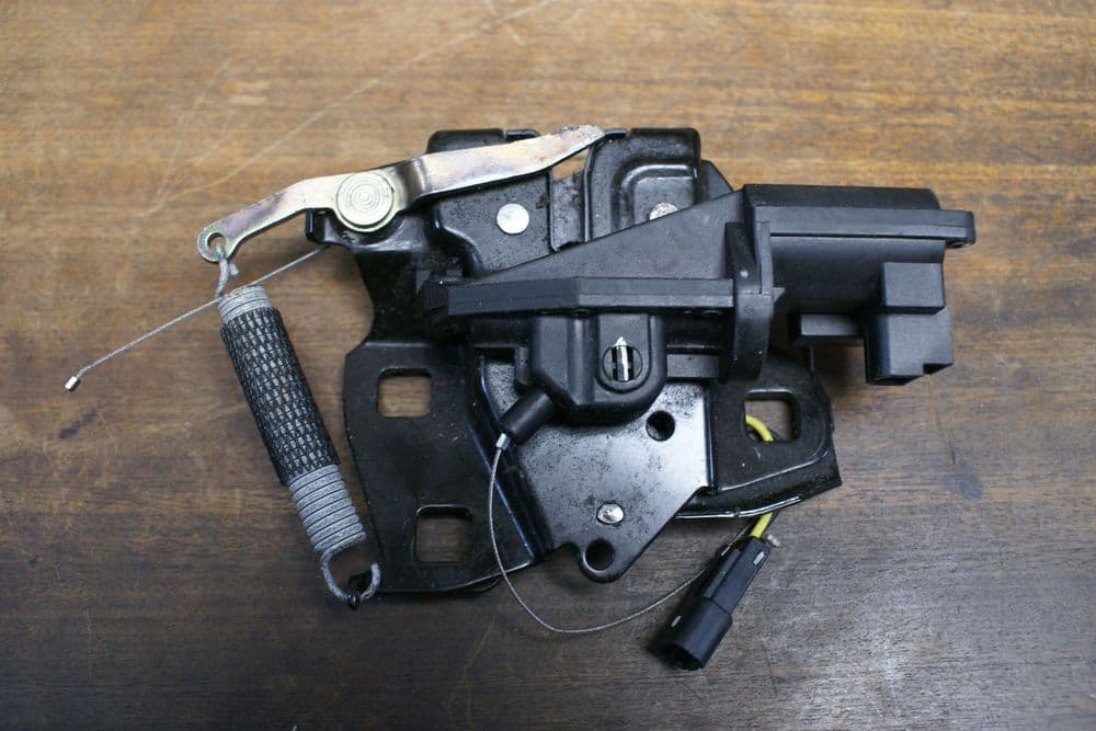 1997-2004 C5 Trunk/Boot Lock Assembly W/Actuator GM 16640851 Used