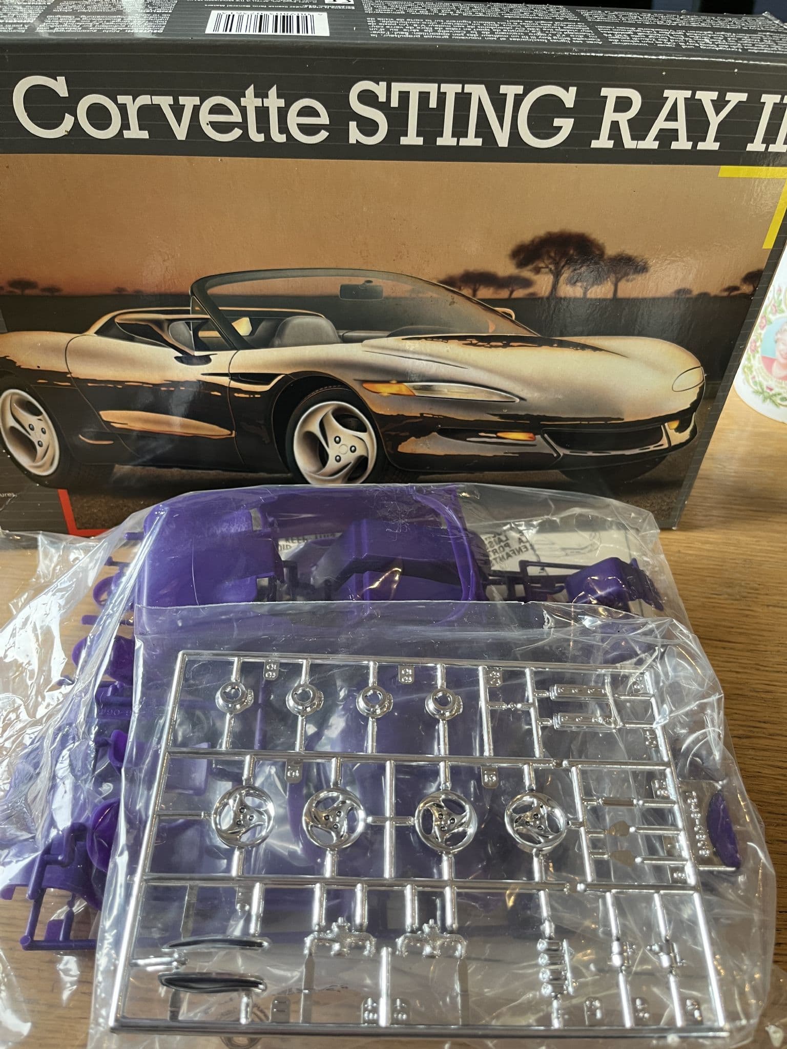 NEW Corvette STING RAY III Model KIT 1/25 scale Revell 07361