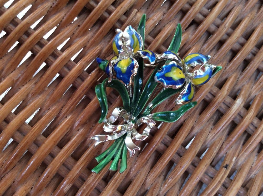 A 1960s Vintage Exquisite Iris Brooch - Larger Sized Brooch