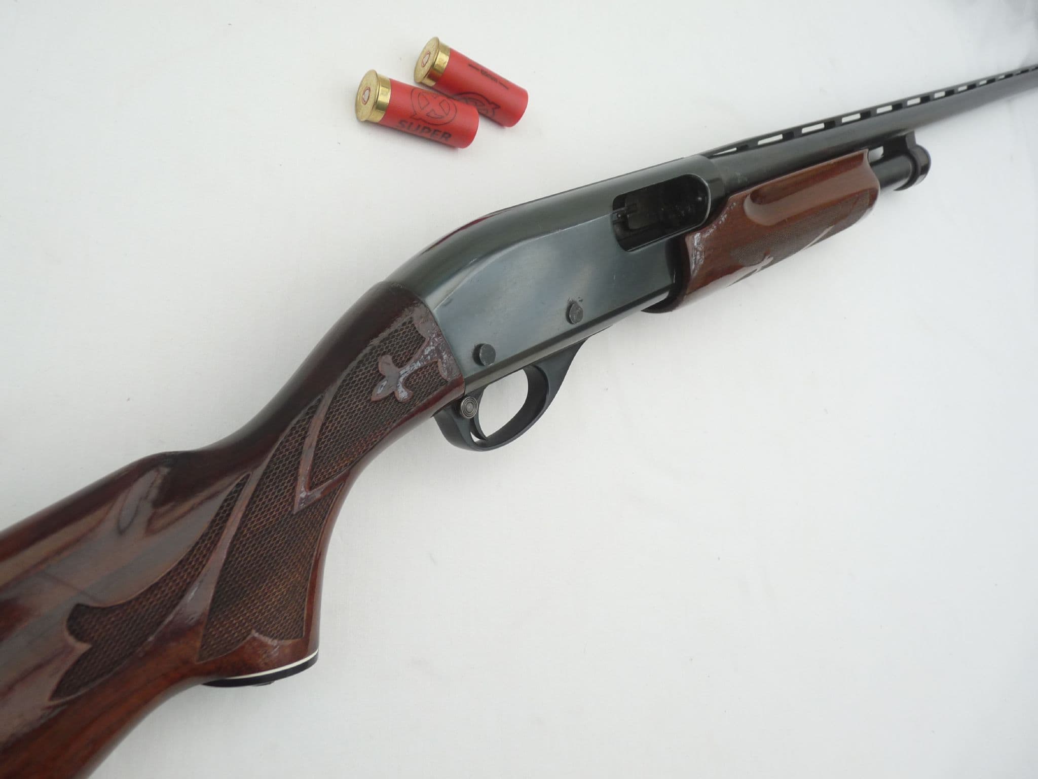 Deactivated Remington Magnum model 870 12 gauge pump-action shotgun SOLD
