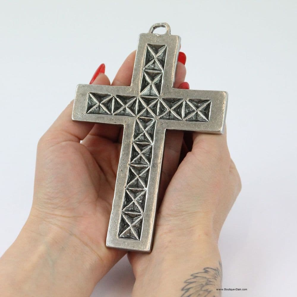 Grande croix croisillonnée en étain
