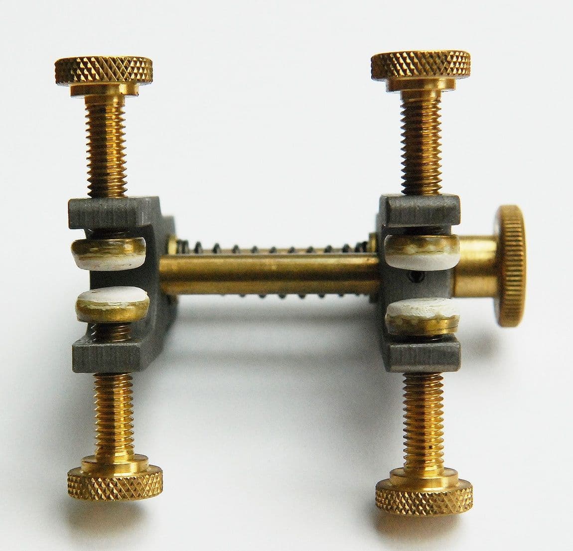 Titan crack clamp