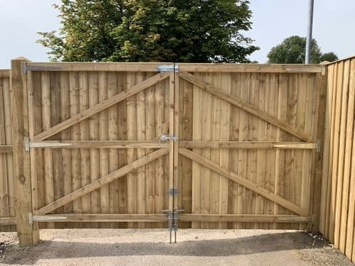 Feathered Edge Double Driveway Gates
