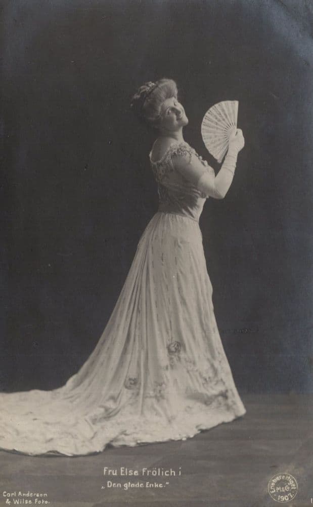 Else Frolich in Den Glade Enke The Merry Widow Opera Old German Postcard