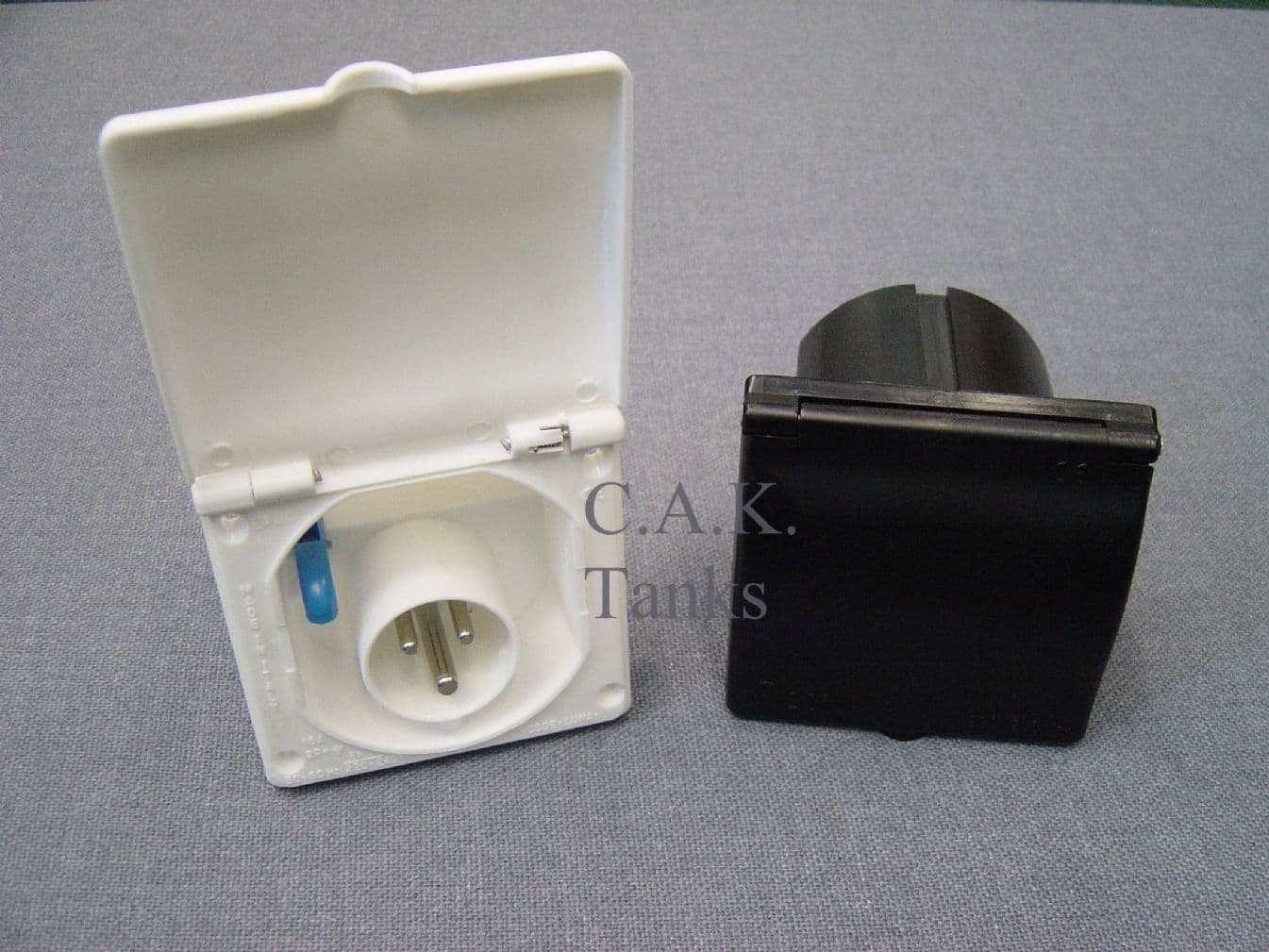 FLUSH FIT MAINS INLET SOCKET BLACK