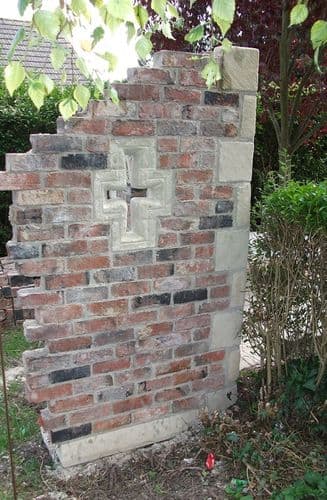 Arrow slit window