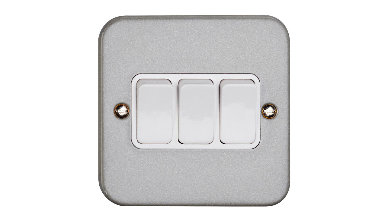 Deta M1205 Metalclad 3 Gang 2 Way 10AX Plate Switch with Knockouts Box Of 5