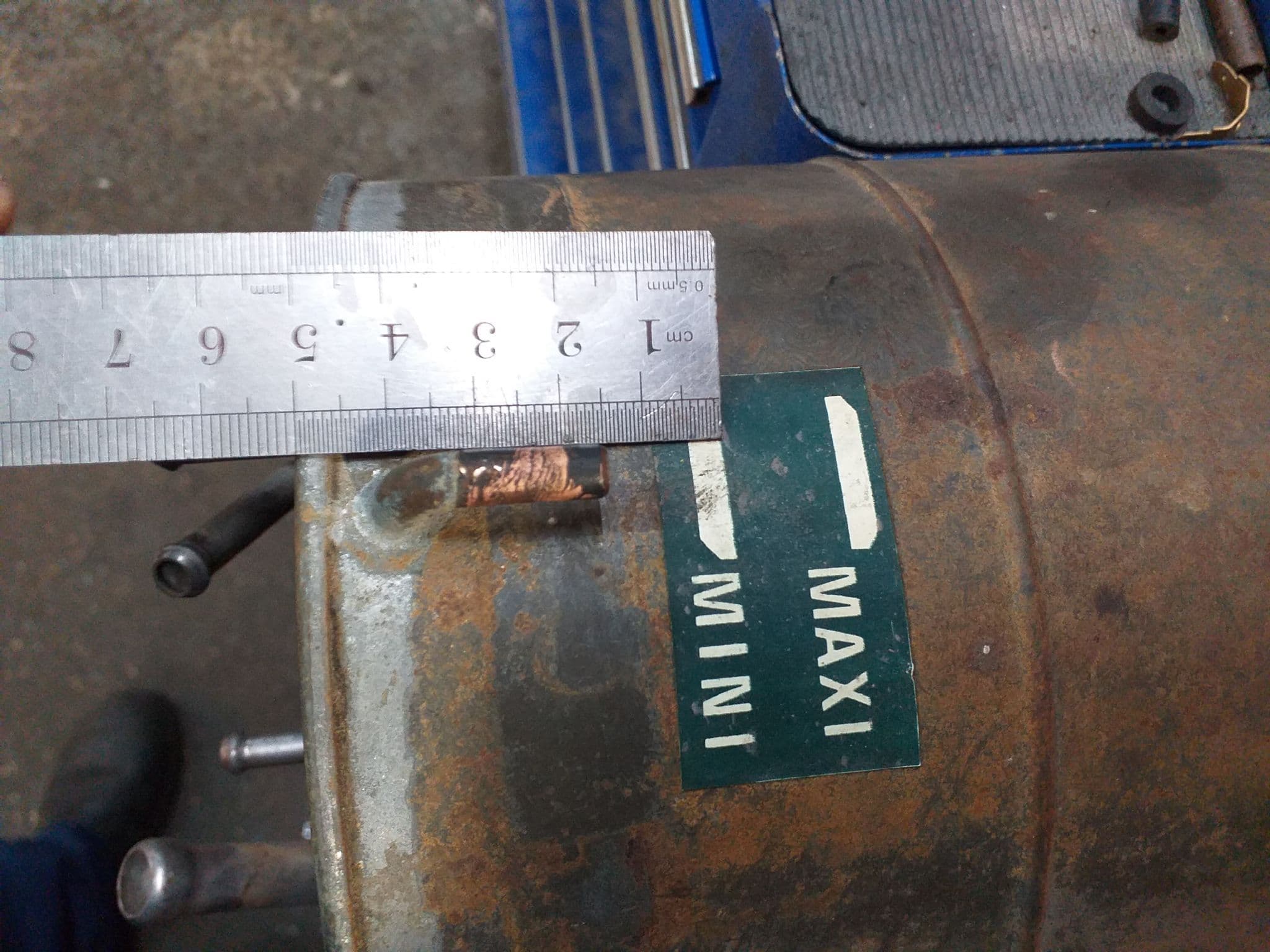 Level sticker for unpainted D Model fluid reservoir