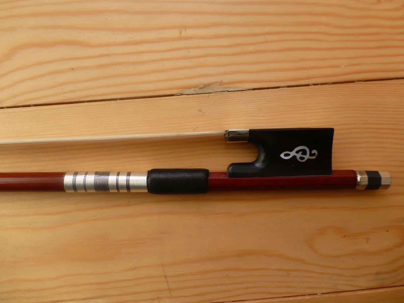 PERNAMBUCO VIOLIN BOW 4/4 EBONY FROG LOVELY TREBLE CLEF INLAY RARE UK