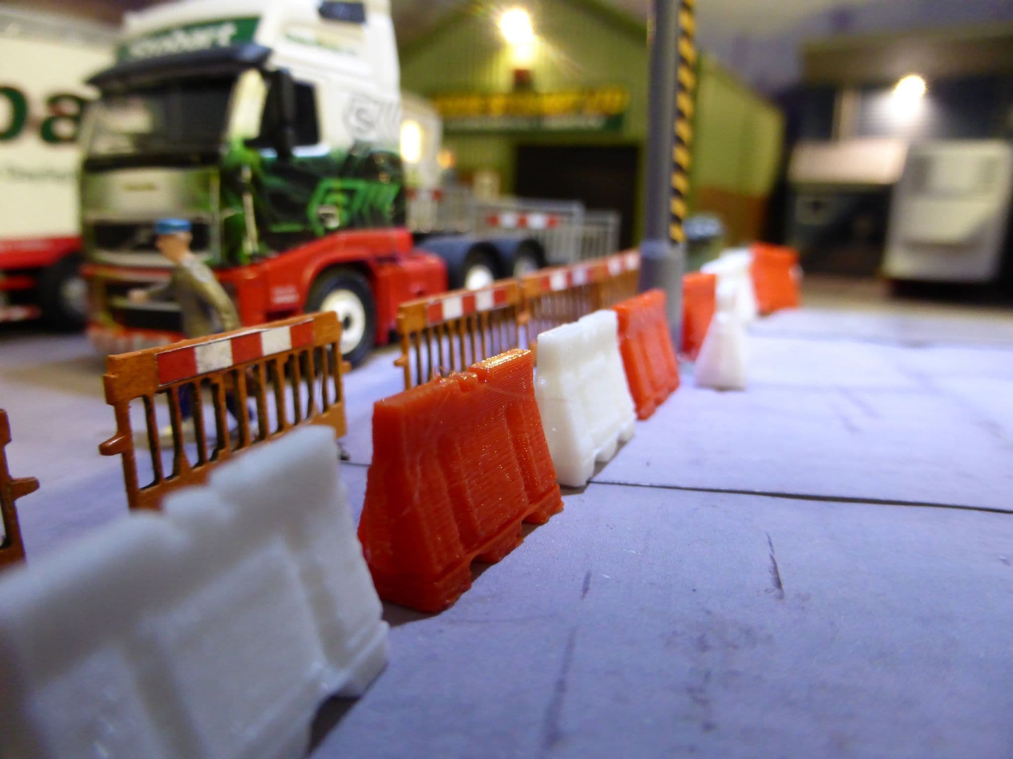 AX027-OO Heavy Duty Roadworks/Pedestrian Barriers Pack of 10 OO/4mm/1 76