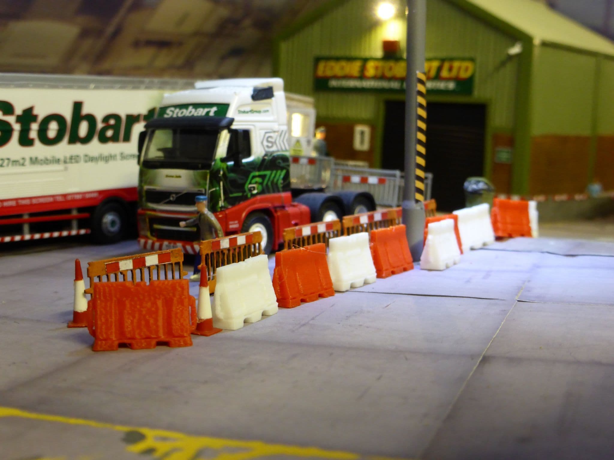 AX027-OO Heavy Duty Roadworks/Pedestrian Barriers Pack of 10 OO/4mm/1 76