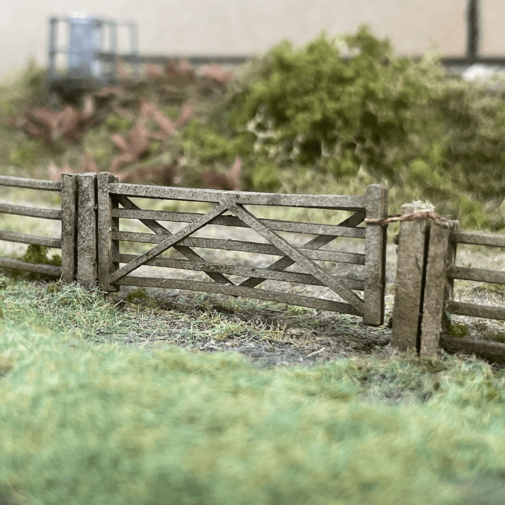 Realistic OO Gauge Five Bar Gates & Posts Kit for Model Railways
