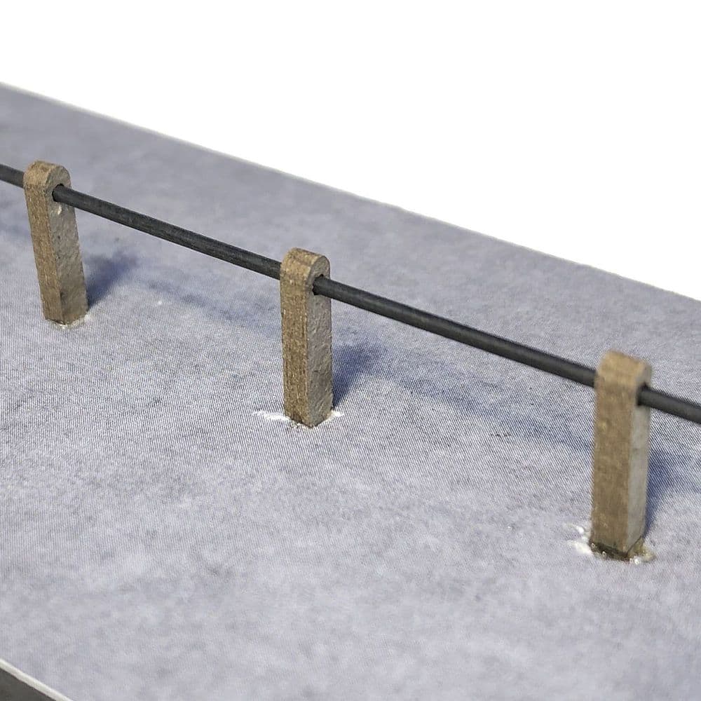 LX379-OO Concrete Barrel Rail Safety Fencing Single Rail - OO/4mm/1 76