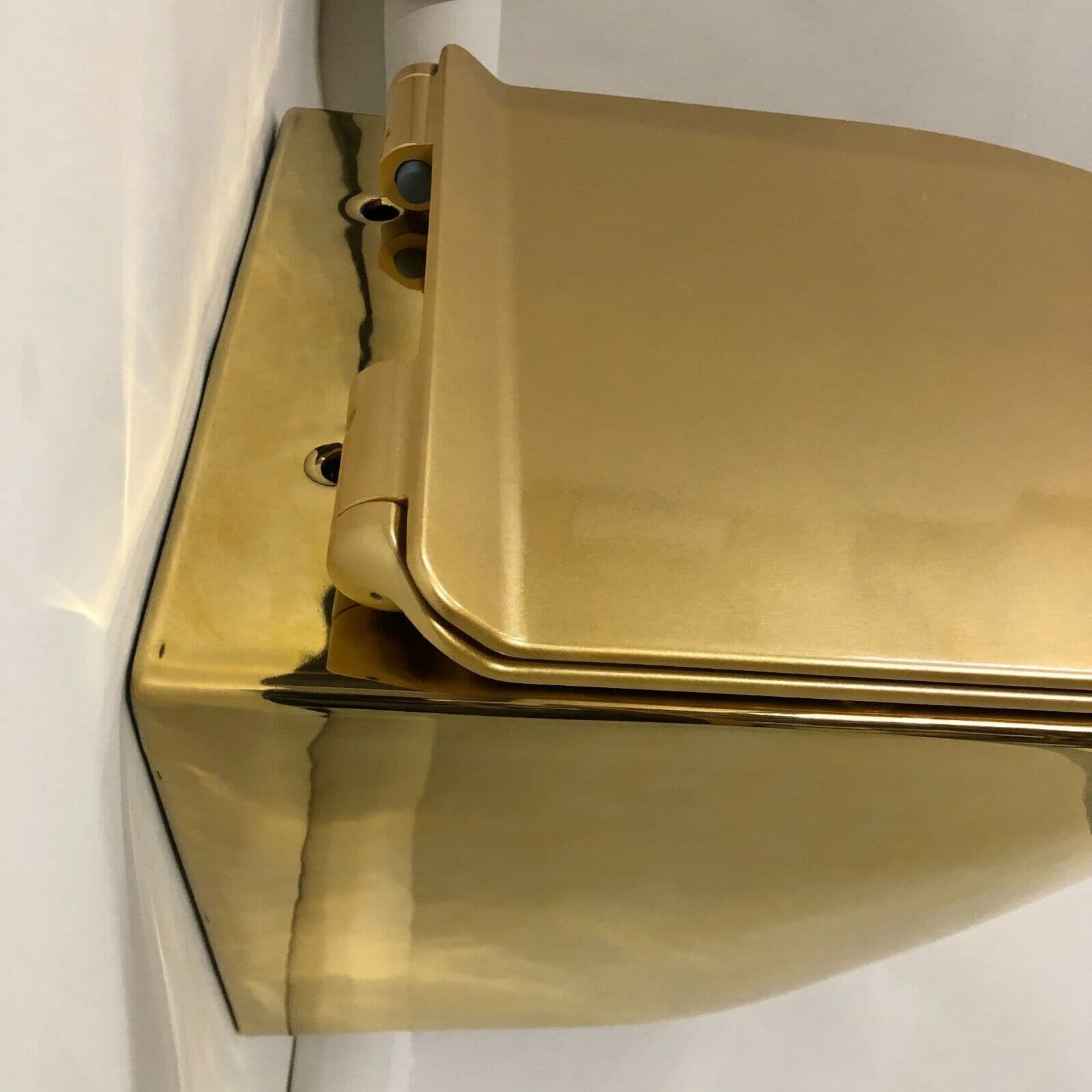 GOLDEN TOILET WALL HUNG COMPACT RIMLESS GOLD WC WITH SLIM SOFT CLOSING SEAT