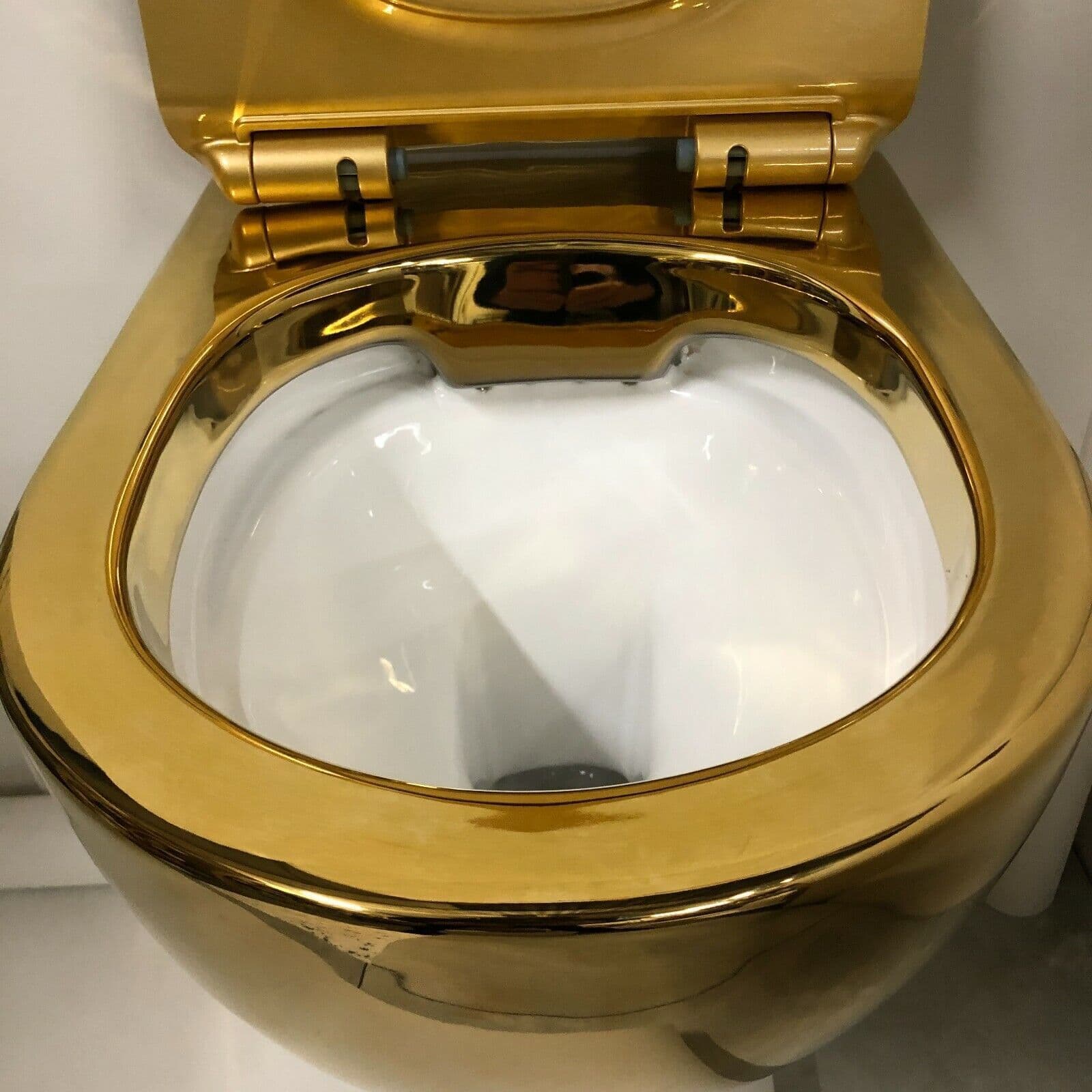 GOLDEN TOILET WALL HUNG COMPACT RIMLESS GOLD WC WITH SLIM SOFT CLOSING SEAT