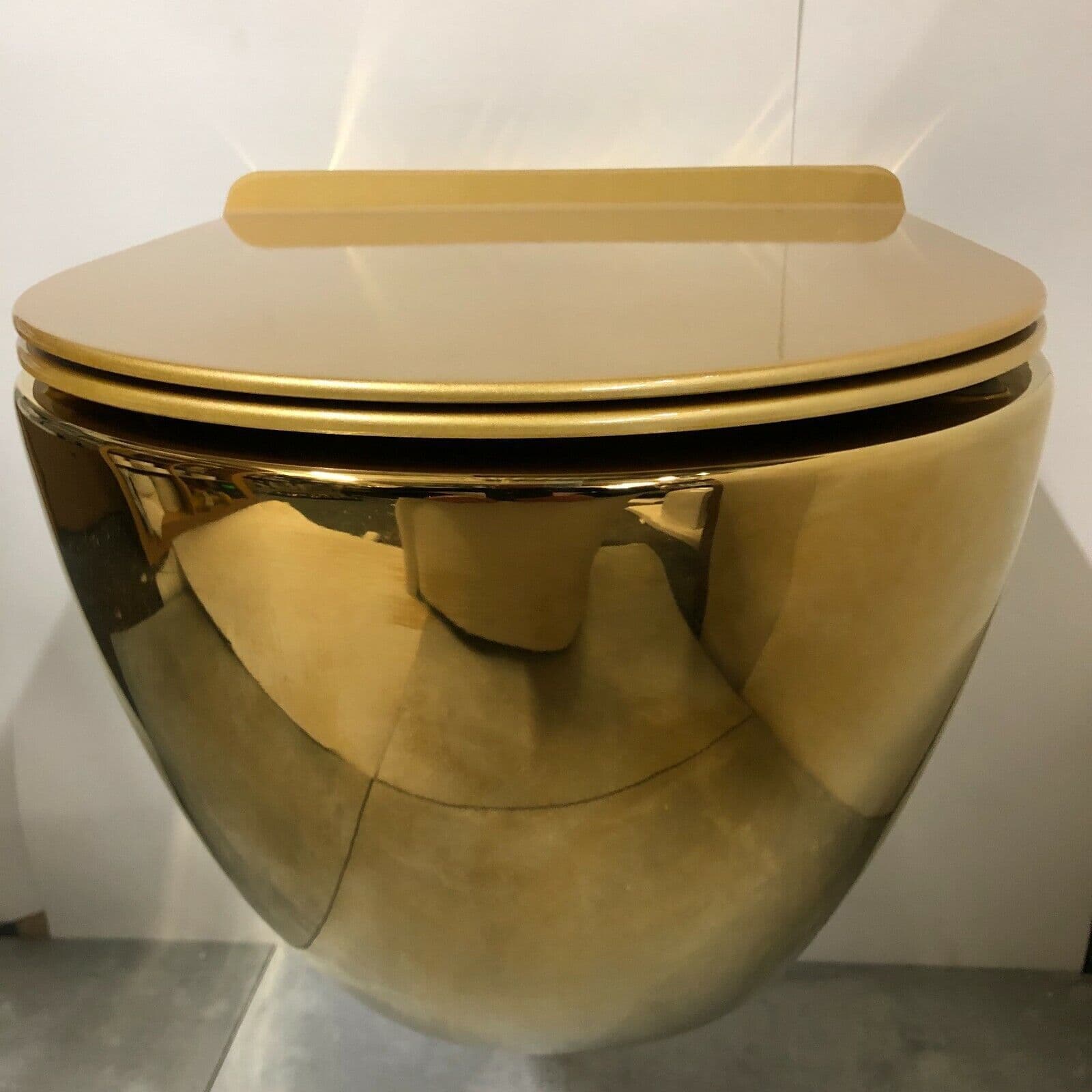 GOLDEN TOILET WALL HUNG COMPACT RIMLESS GOLD WC WITH SLIM SOFT CLOSING SEAT
