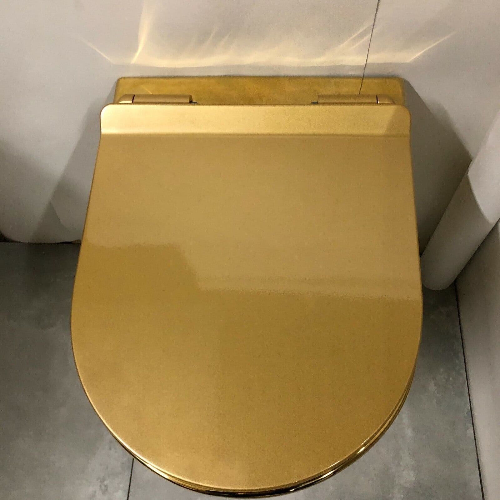 GOLDEN TOILET WALL HUNG COMPACT RIMLESS GOLD WC WITH SLIM SOFT CLOSING SEAT